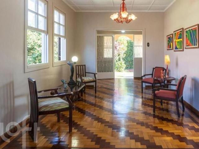 Casa à venda em Teresópolis com 420 m², 5 quartos, 1 suíte, 7 vagas
