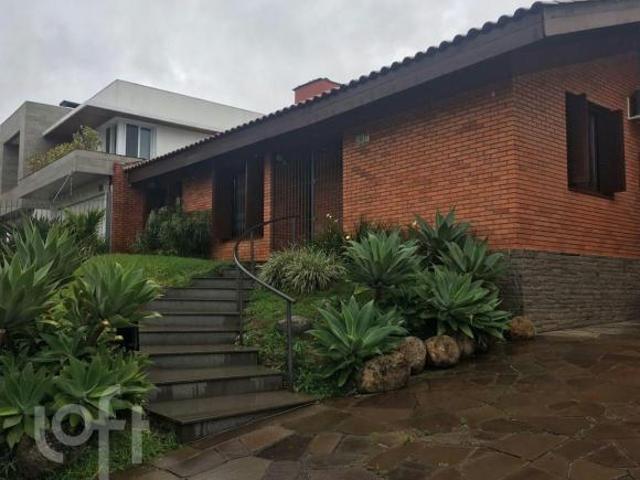 Casa à venda em Três Figueiras com 350 m², 4 quartos, 1 suíte, 6 vagas