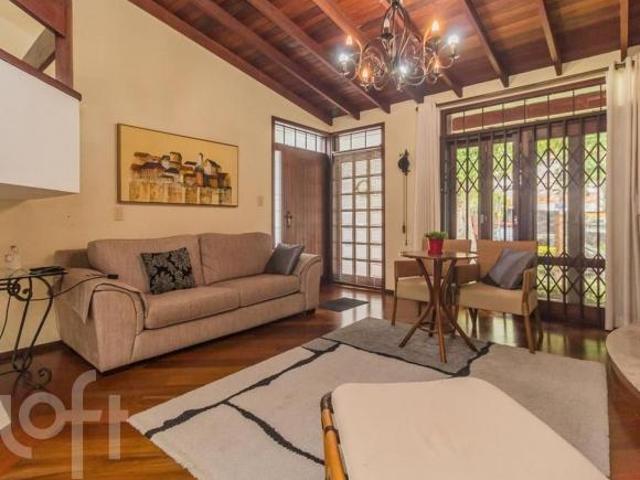Casa à venda em Tristeza com 246 m², 3 quartos, 1 suíte, 4 vagas