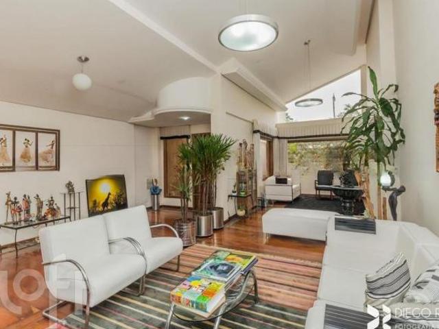 Casa à venda em Tristeza com 374 m², 6 quartos, 1 suíte, 9 vagas