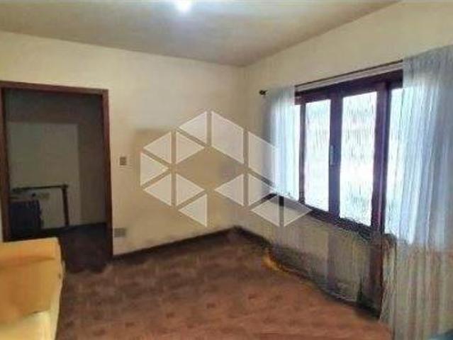 Casa a venda em um amplo terreno no centro de Gravatai