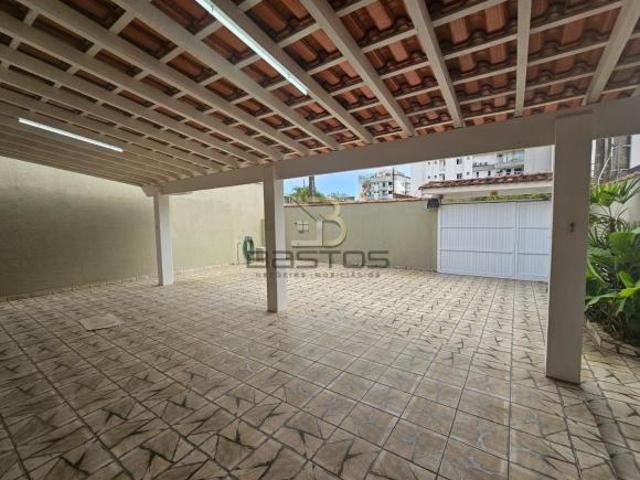Casa a venda em Ubatuba, 4 Dormitórios no centro da cidade
