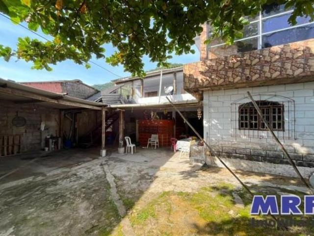 Casa à venda em Ubatuba com 4 dormitórios, em bairro residencial a 2km da Praia de Maranduba