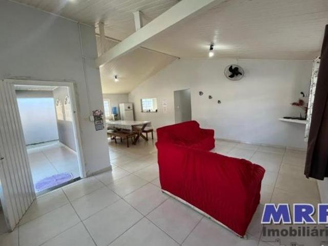 Casa a venda em Ubatuba na Praia da Maranduba. Com piscina. Porteira fechada. Aceita financiamento