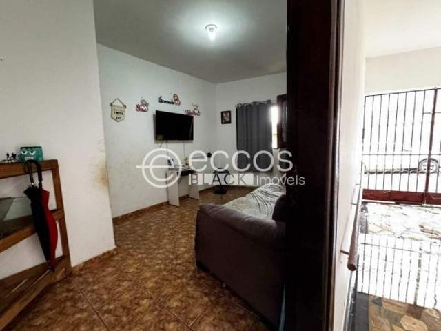Casa à venda em Uberaba, Bairro Fabrício – 2 quartos, 89m² úteis