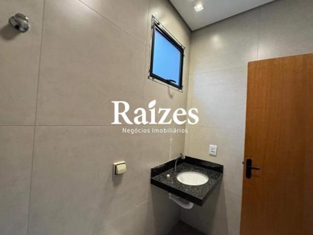 Casa à venda em Uberlândia Bairro Laranjeiras, 2 quartos sendo 1 suíte com porcelanato e 2 vagas