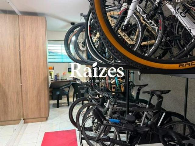 Casa à venda em Uberlândia no Alto Umuarama com 3 quartos sendo 1 suíte, piso Porcelanato e 2 vagas