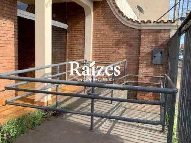 Casa à venda em Uberlândia no Bairro Nossa Senhora Aparecida com 5 quartos e 4 vagas