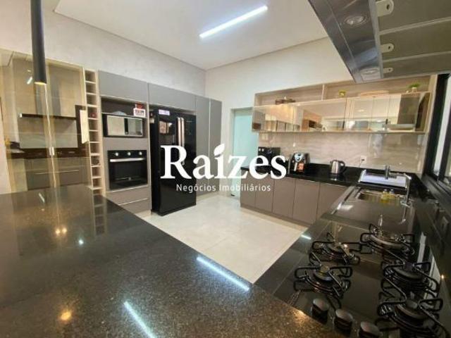 Casa à Venda em Uberlândia Novo Mundo Leste 3 suítes, 4 vagas, 275 m² internos