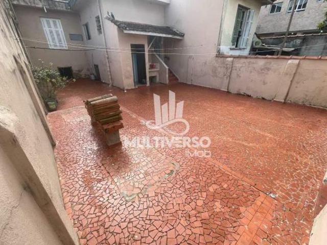 Casa à venda em Vila Belmiro, Santos – 2 quartos, bem arejado e iluminado