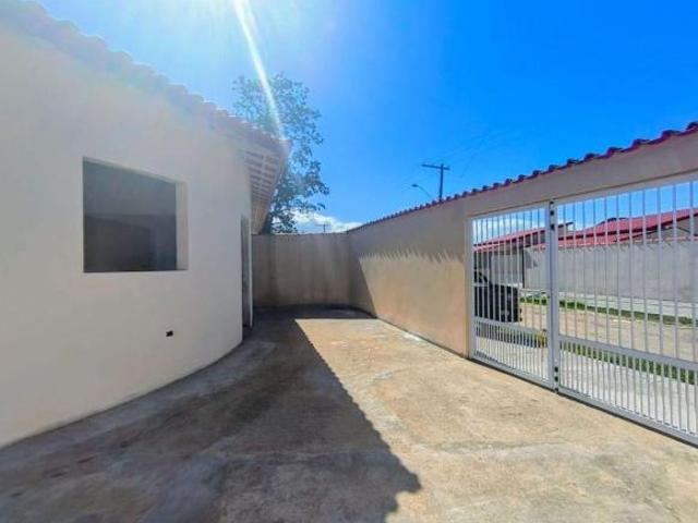 Casa à Venda em Vila Erminda, Peruíbe SP