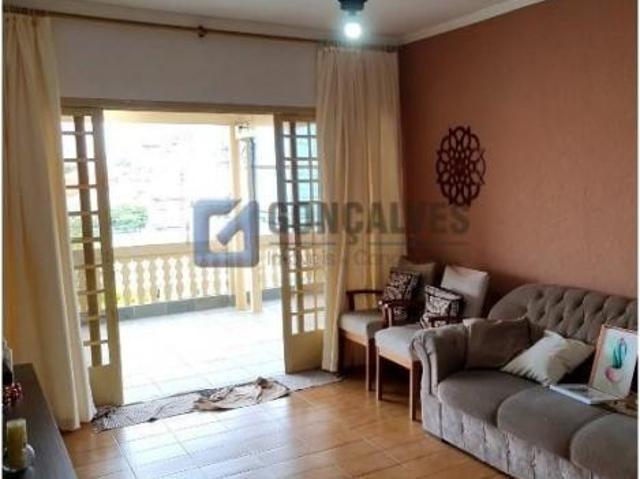 Casa à venda em Vila Humaitá, Santo André – 3 quartos, 2 vagas, piso frio