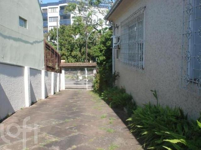 Casa à venda em Vila Ipiranga com 230 m², 4 quartos, 4 vagas