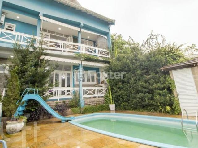 Casa à venda em Vila Jardim com 310 m², 3 quartos, 1 suíte, 3 vagas