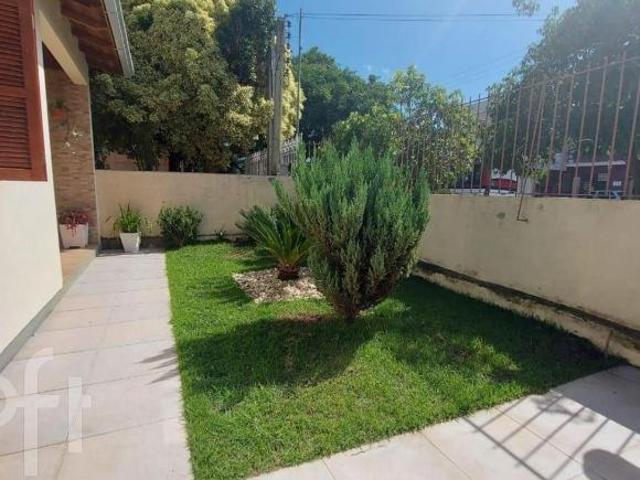 Casa à venda em Vila Nova com 140 m², 3 quartos, 1 suíte, 4 vagas