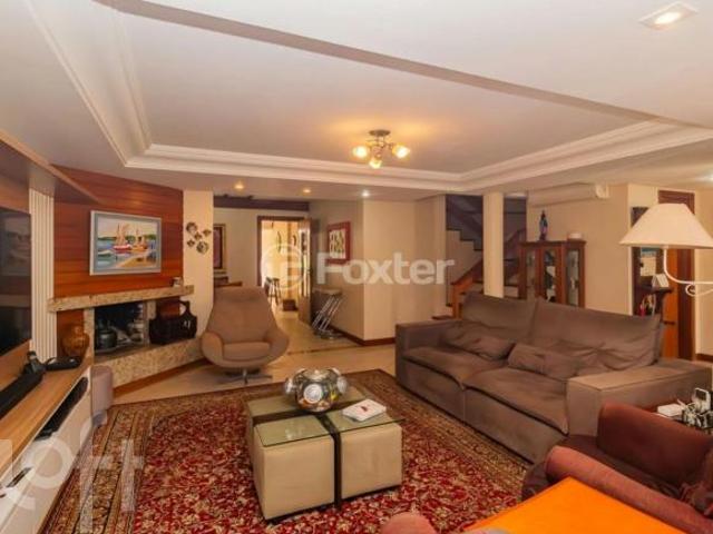 Casa à venda em Vila Nova com 243 m², 4 quartos, 2 suítes, 4 vagas