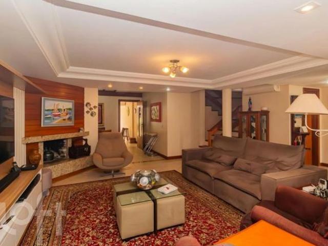 Casa à venda em Vila Nova com 243 m², 4 quartos, 2 suítes, 4 vagas