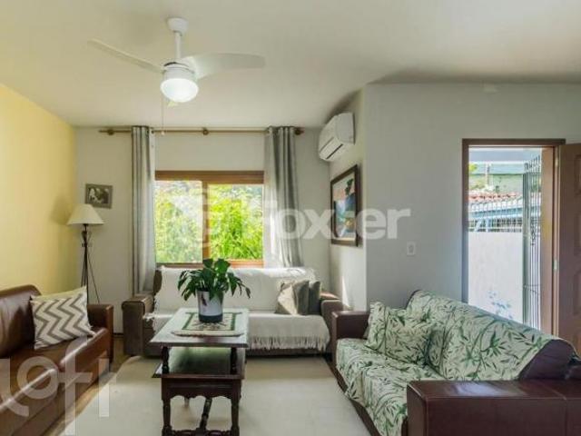 Casa à venda em Vila Nova com 244 m², 4 quartos, 1 vaga