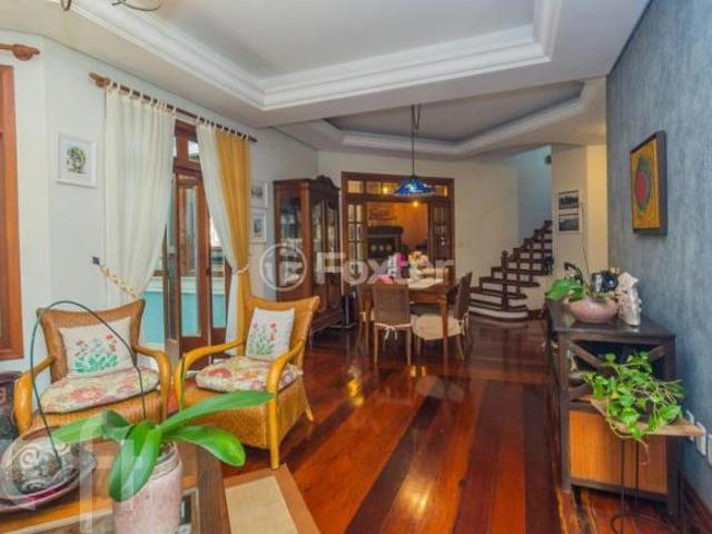 Casa à venda em Vila Nova com 252 m², 4 quartos, 1 suíte, 1 vaga