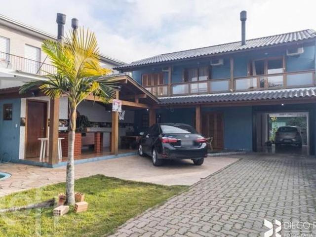 Casa à venda em Vila Nova com 304 m², 4 quartos, 1 suíte, 2 vagas