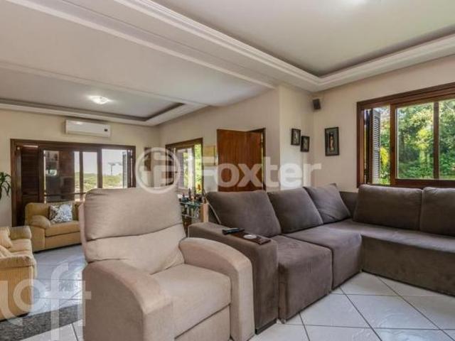 Casa à venda em Vila Nova com 304 m², 4 quartos, 1 suíte, 3 vagas