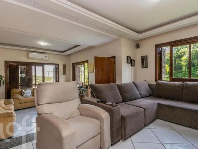 Casa à venda em Vila Nova com 304 m², 4 quartos, 1 suíte, 3 vagas
