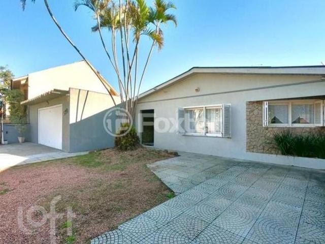 Casa à venda em Vila Pauluzzi com 320 m², 4 quartos, 1 suíte, 3 vagas