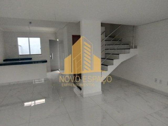 Casa Duplex Independente com Amplo Quintal | 3 Quartos e Área de 66m²