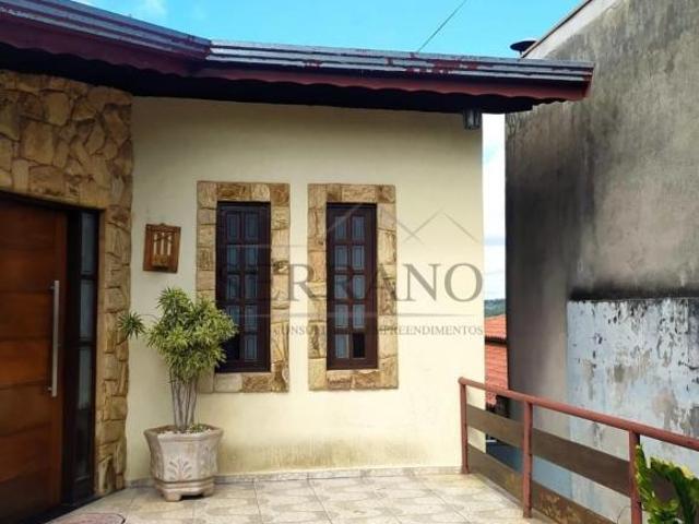 Casa à venda em Vinhedo SP: 2 quartos, 1 suíte, 2 salas, 2 banheiros, 2 vagas de garagem Imperdíve