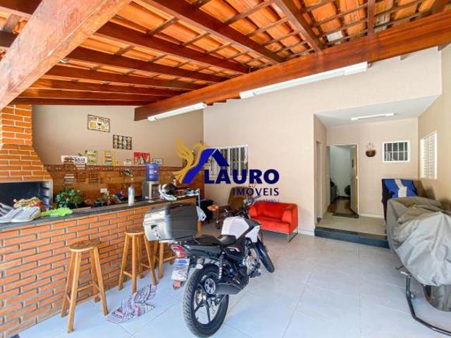 Casa à venda em Vinhedo SP, no Jardim Palmares: 2 quartos, 1 sala, 1 banheiro, 4 vagas de garagem!