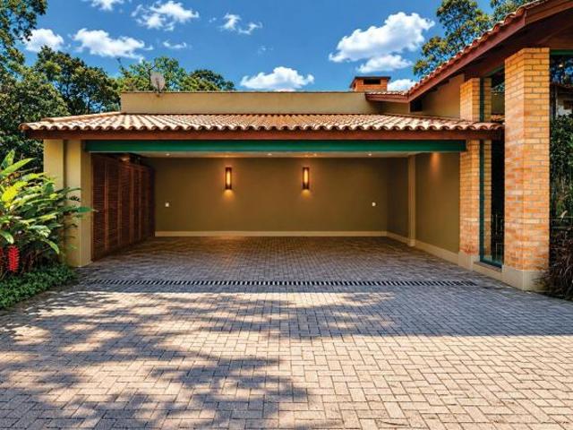 Casa à venda Embu das Artes 457 m² com 4 suítes e 5 vagas