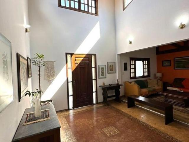 Casa à venda, estilo rústico, com 03 dormitórios sendo 01 suíte, piscina e amplo espaço, localizada