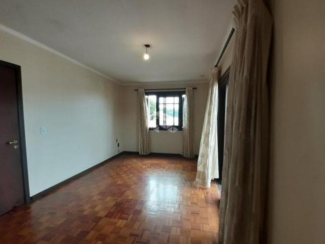 Casa a venda estilo sobrado com 3 dormitórios, sendo 1 suite, sala de jantar, sala de estar banheir