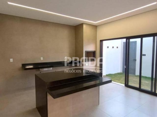 Casa à venda estilo Sobrado com 3 quartos sendo 1 suíte com closet e varanda Vida Nova Uberlândi