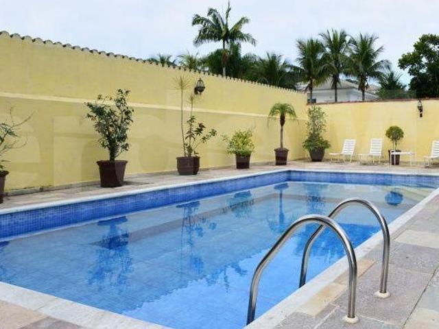 Casa À VENDA frente praça no Acapulco em Guarujá