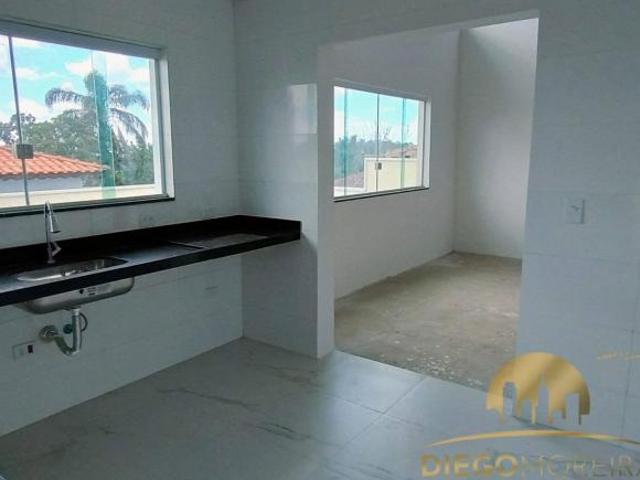 CASA À VENDA – IMÓVEL DE ESQUINA COM ÓTIMA LOCALIZAÇÃO