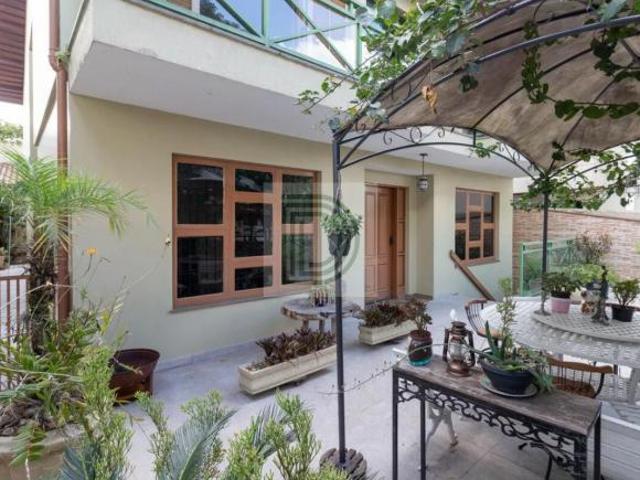 Casa á venda isolada localizado no Jardim das Vertentes.