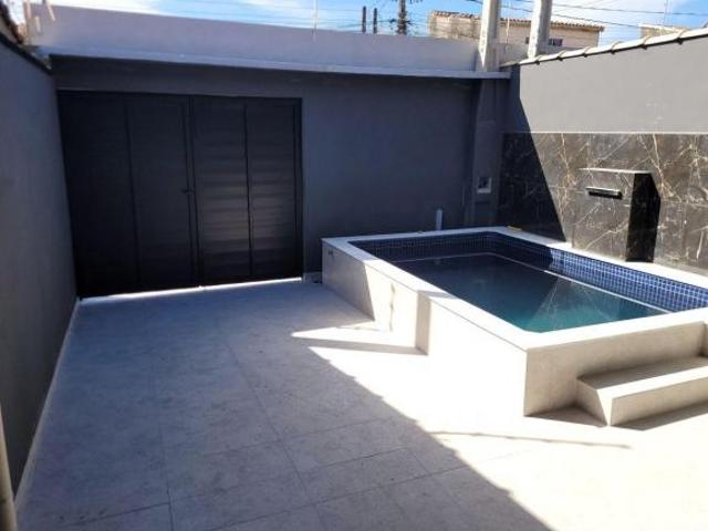 Casa à venda Itanhaém 74 m² com 1 suíte, 2 vagas e piscina