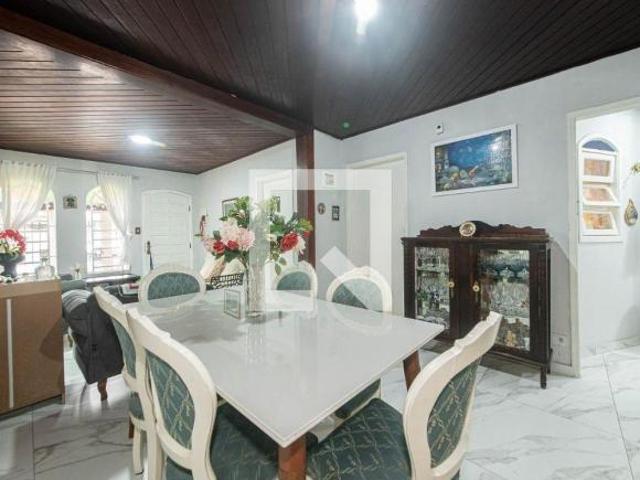 Casa à Venda Jardim das Flores, 4 Quartos, 140 m2