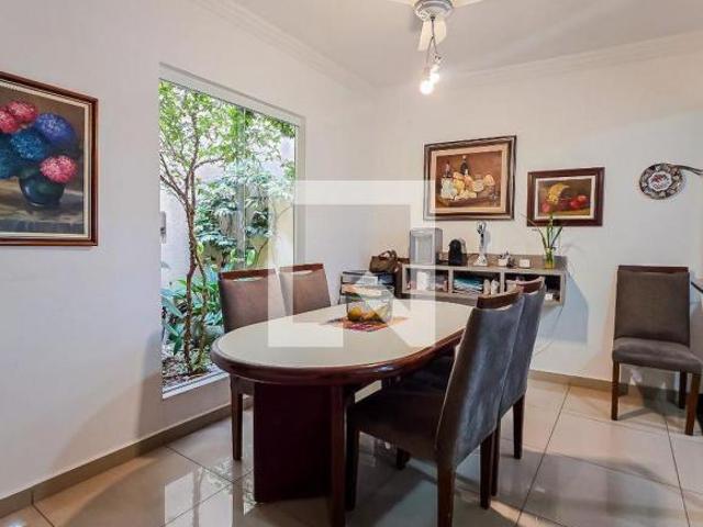 Casa à Venda Jardim, 3 Quartos, 142 m2