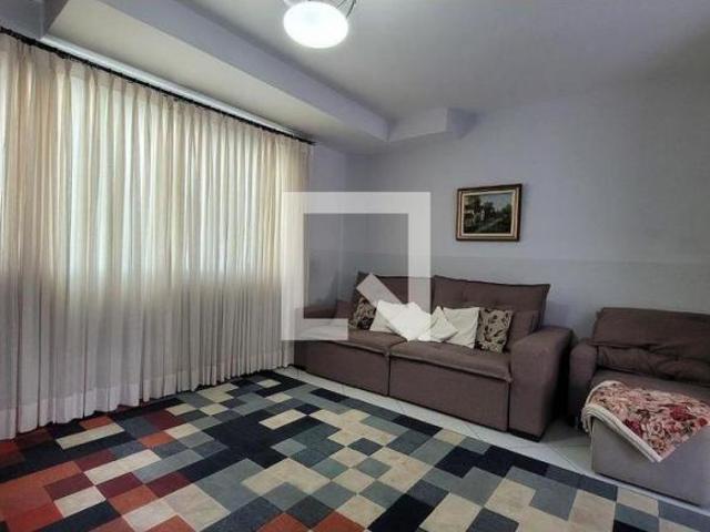 Casa à Venda Jardim, 3 Quartos, 196 m2