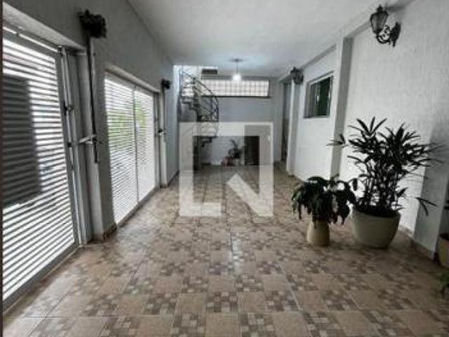 Casa à Venda Jardim, 3 Quartos, 240 m2