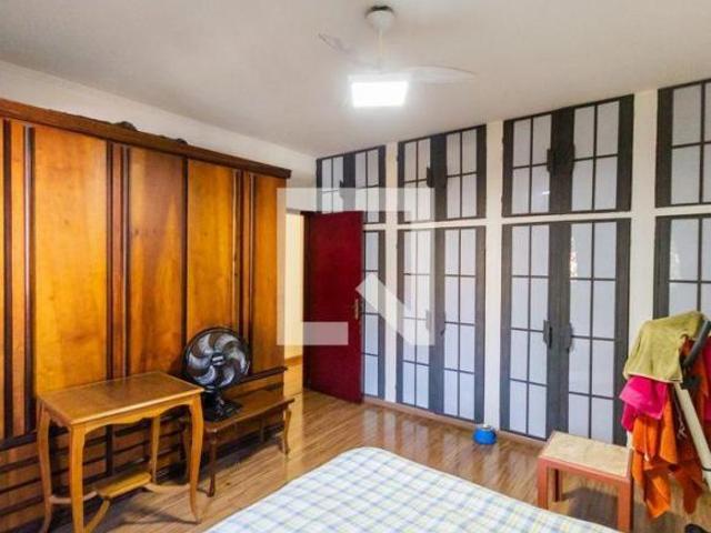Casa à Venda Jardim, 4 Quartos, 220 m2
