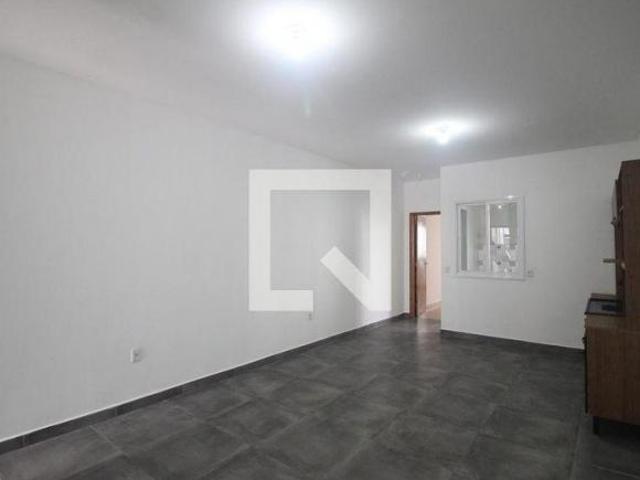 Casa à Venda Olaria, 2 Quartos, 65 m² Canoas