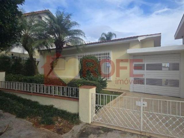 Casa à venda. Ótima oportunidade! Casa espaçosa em bairro arborizado