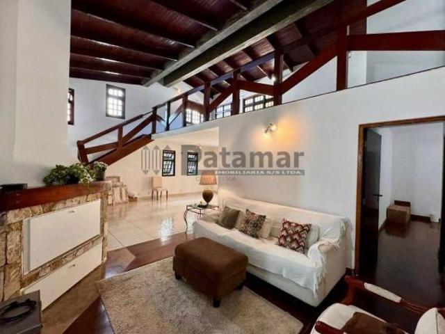 Casa à Venda ou Disponível para Locação na Granja Viana