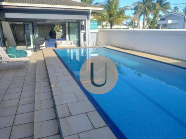 Casa à Venda ou Locação Anual no Jardim Acapulco Guarujá | 5 Quartos | Cond. com Clube Completo