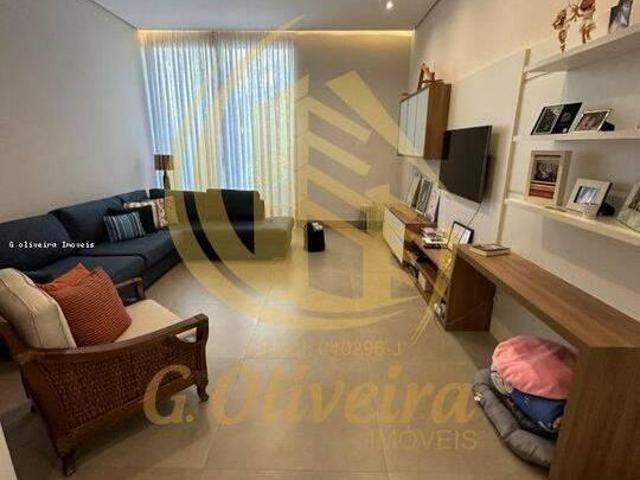 Casa a Venda ou Locação em condomínio luxo: 5 quartos, 5 suítes, 8 banheiros, 8 vagas de garagem