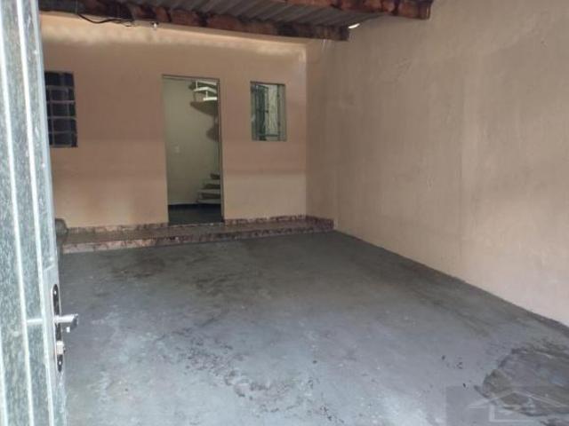 CASA À VENDA OU PARA LOCAÇÃO 2 SALÕES 1 SUÍTE GARAGEM