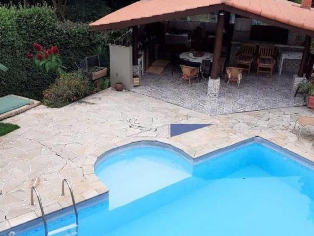 Casa à venda ou para locação com 3 suítes na Granja Viana